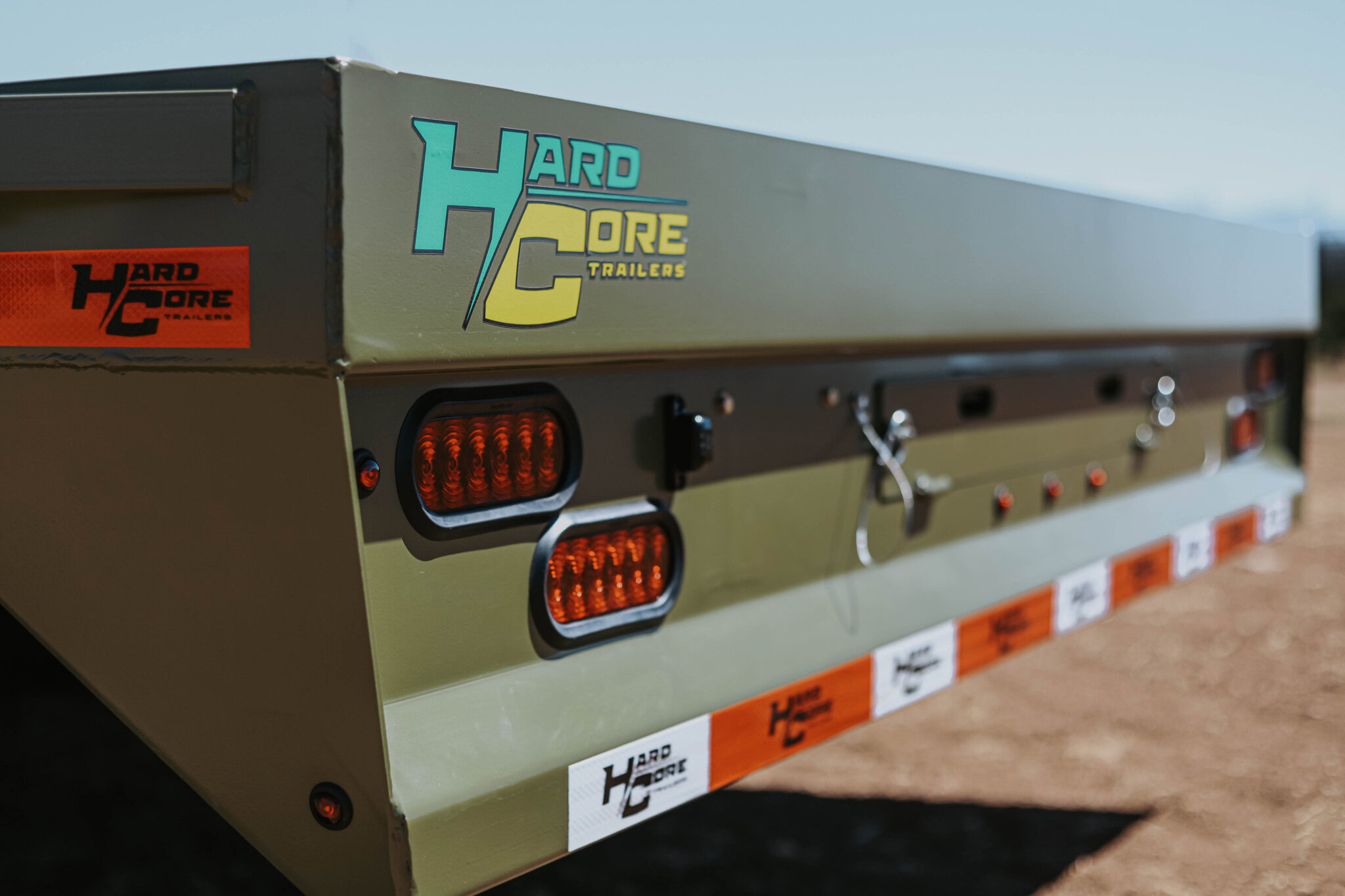 HARDCORE Trailers | XT-OVERLOAD – 102″ BP DECKOVER FLATBED